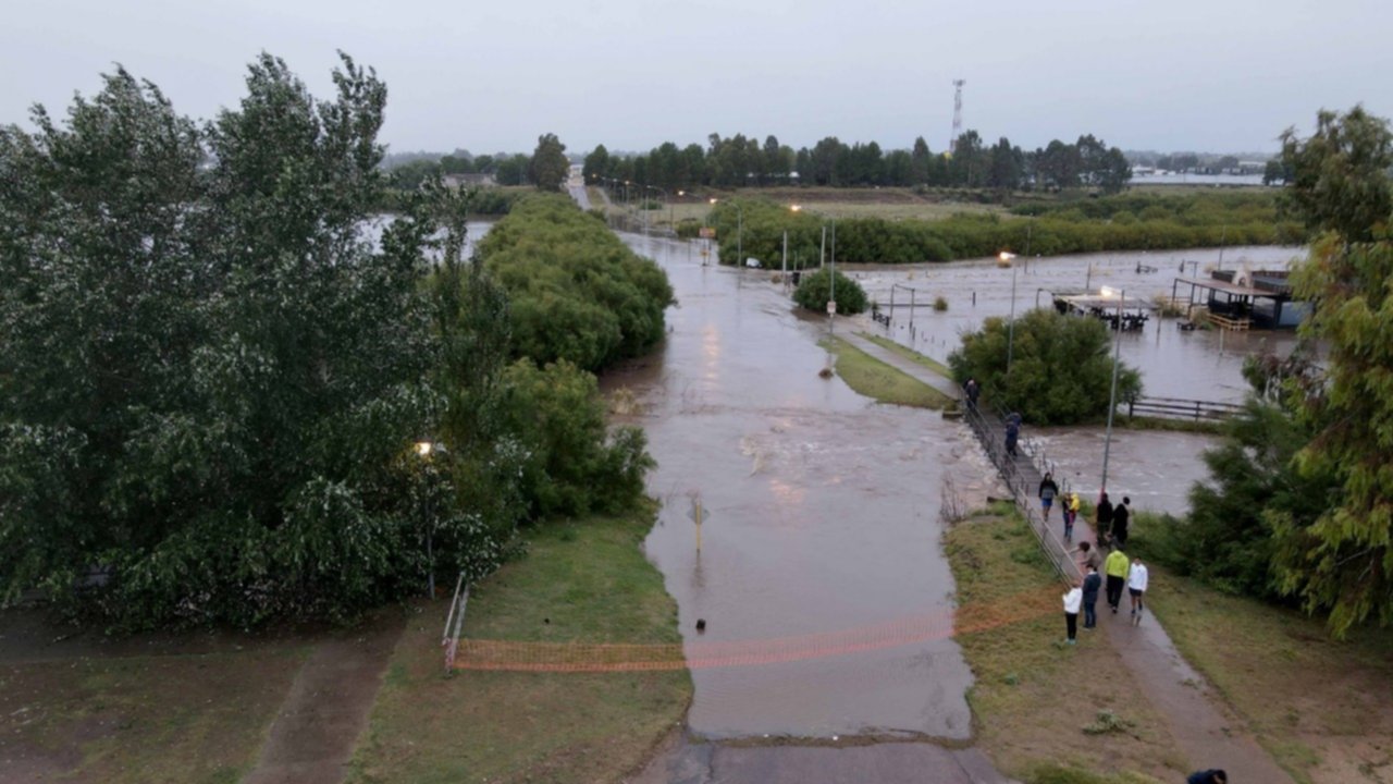 Bahía: Crecen las inundaciones por el desborde del arroyo Napostá y el ...