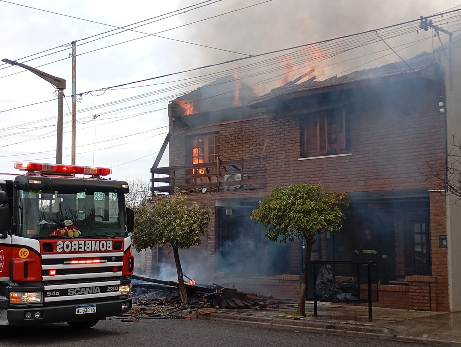 Dantesco incendio y derrumbe de techo en una vivienda - En Linea Noticias