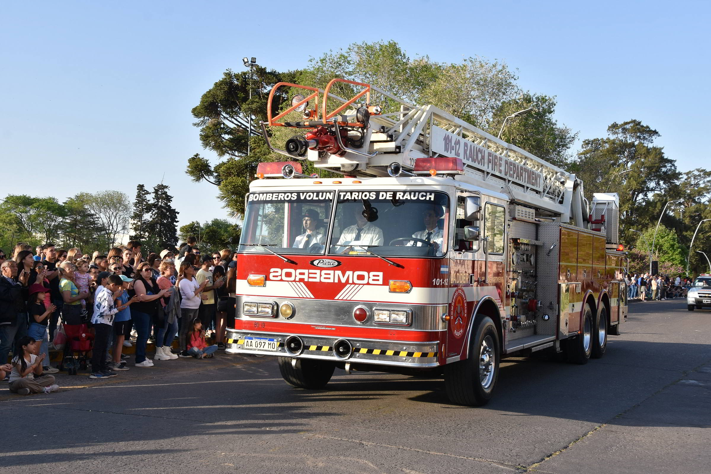 Las 140 mejores imágenes de Mauricio Latorre en el desfile de Bomberos - En Linea Noticias